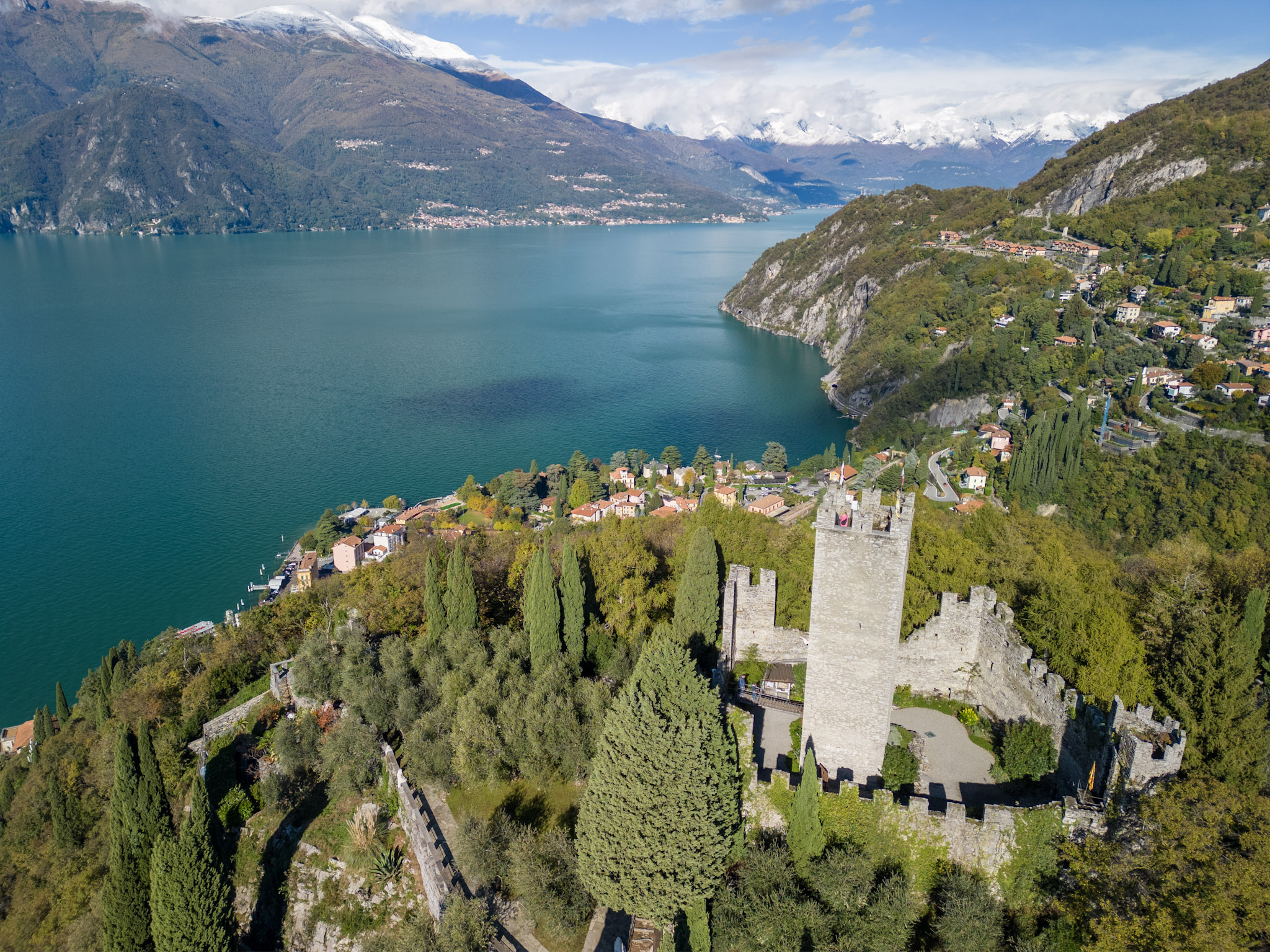 A soli 15 minuti dal Residence Dorio troviamo il castello di Vezio ...
